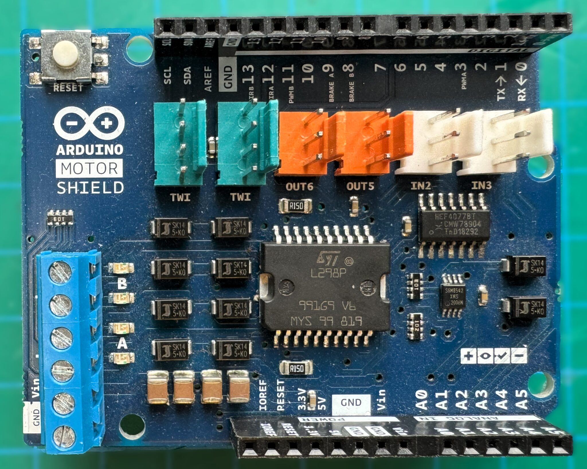 Obstacle Avoiding Car Using Arduino بناء سيارة روبوت تتجنب العوائق